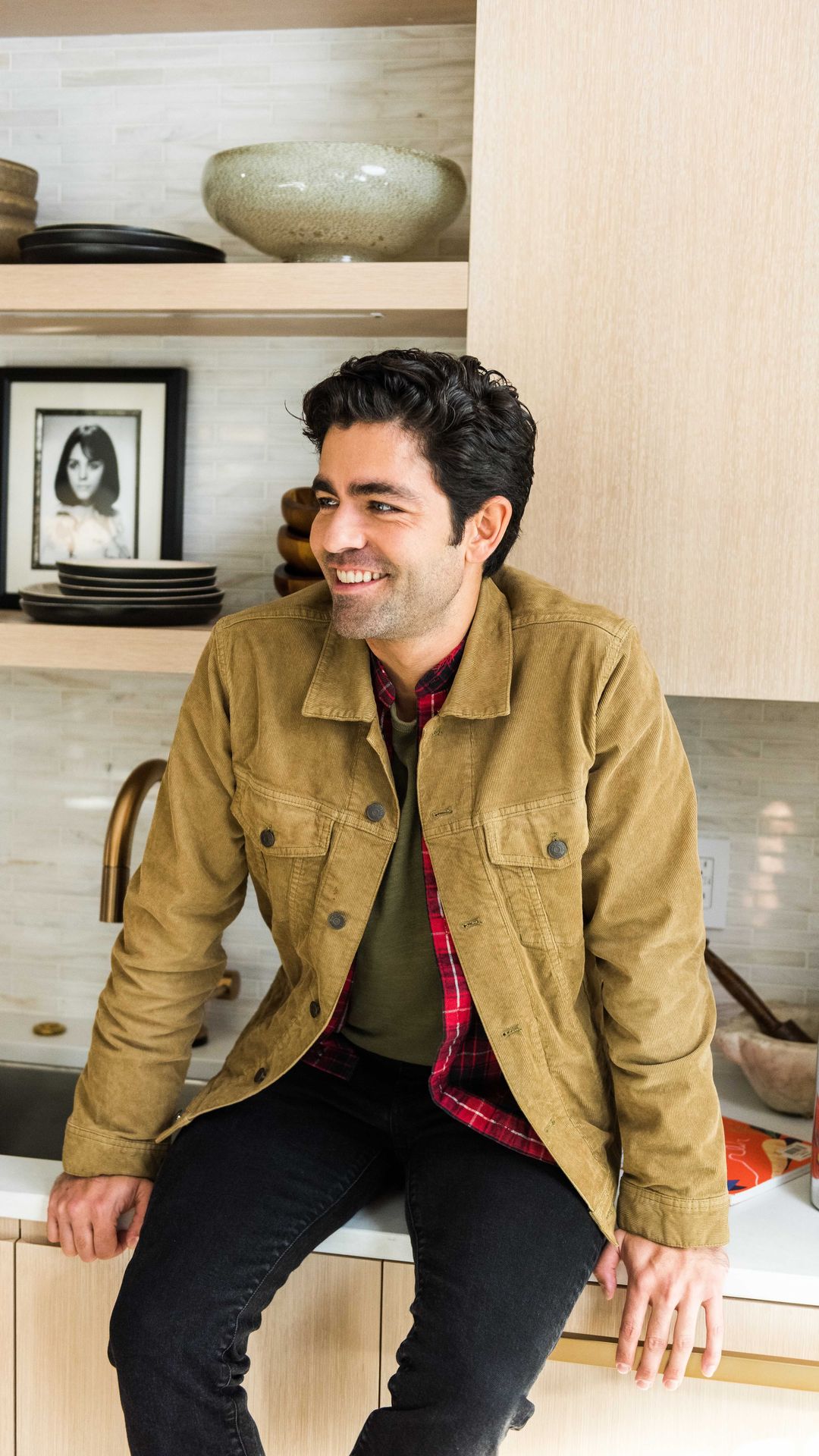 At Home with Adrian Grenier – HUNKS OVER 40
