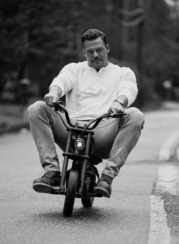 Alan Ritchson Goes Big on the new Cover for Men’s Health April 2024 ...